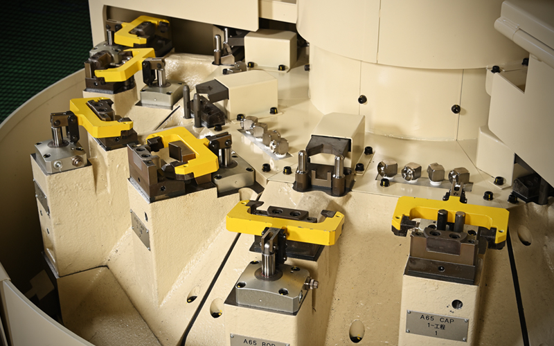 Double-sided cutting machine for connecting rods | sakurai-machinery