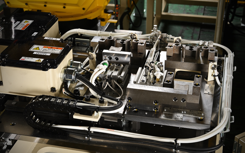 Double-sided cutting machine for connecting rods | sakurai-machinery